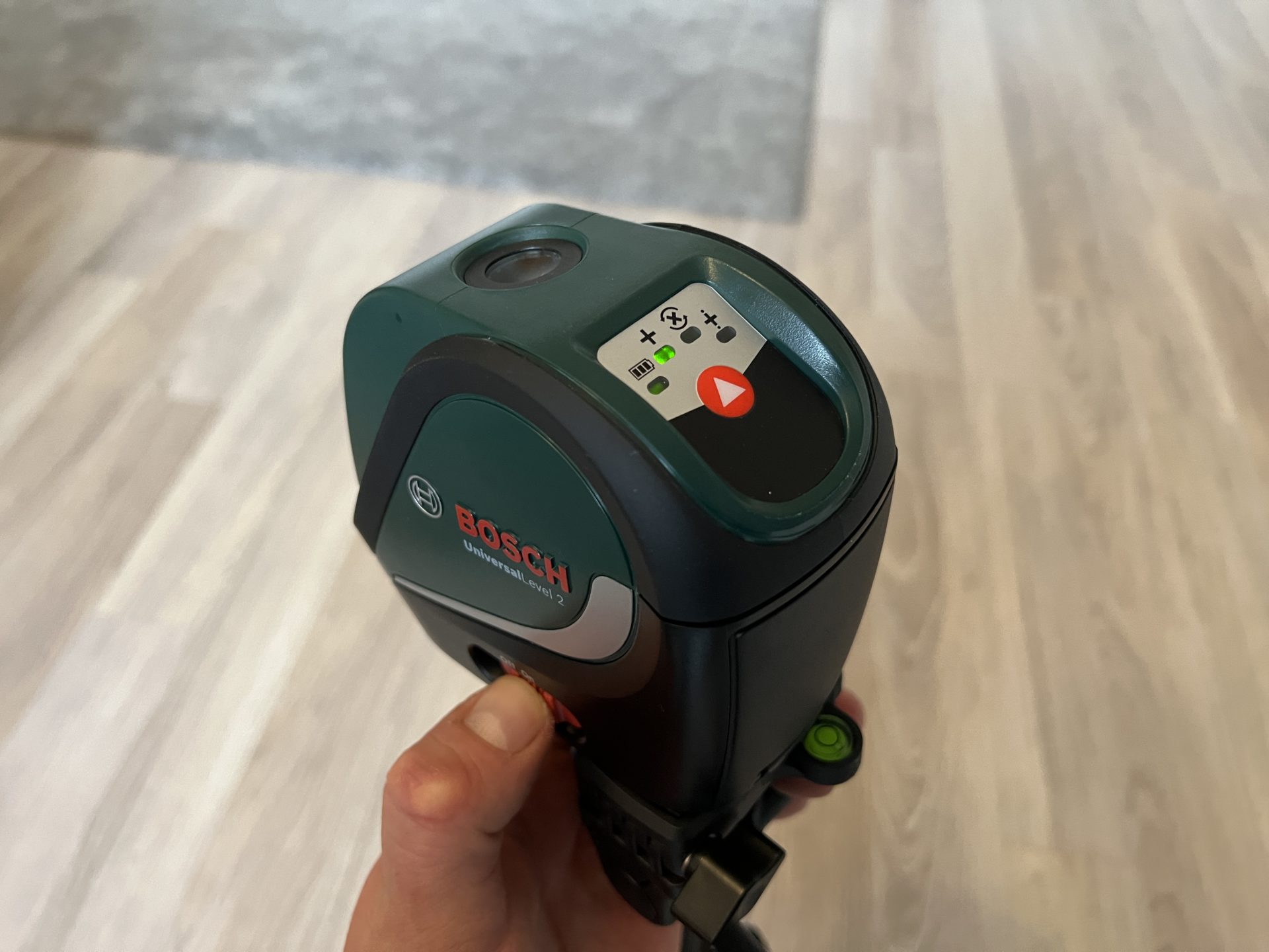 Ist der preiswerte Bosch UniversalLevel 2 Kreuzlinienlaser eine ...